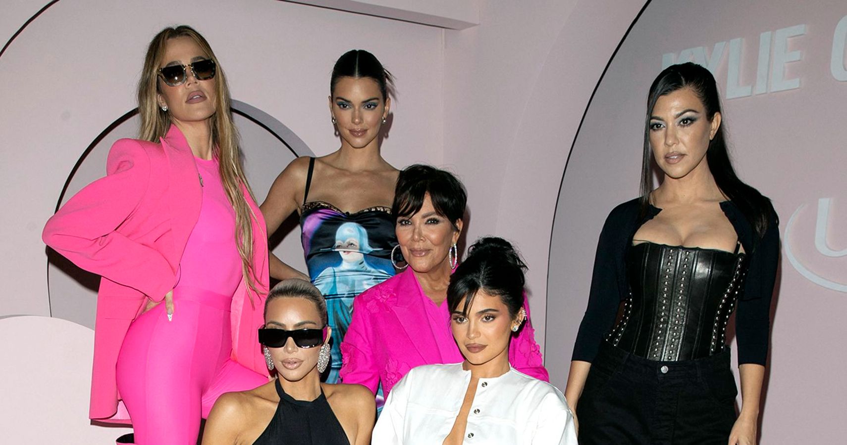 The Kardashian-Jenner Family Surrounded By The Paparazzi At Kylie ...